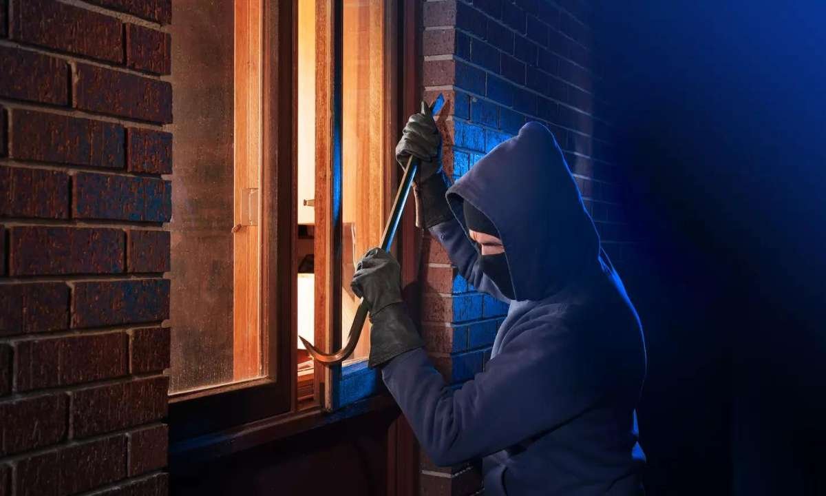 Dreams About Someone Breaking In (9 Alarming Messages Explained)